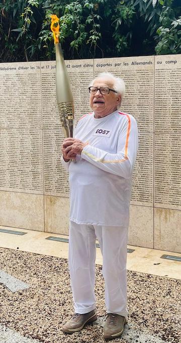 Flamme olympique à Paris -Portée par Léon Lewkowicz survivant de la shoah